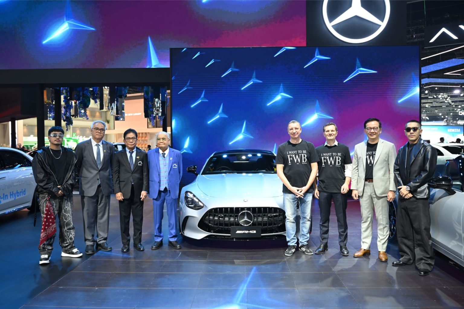 Mercedes-Benz opens its doors to the "Friend with Benz" community. Also ...